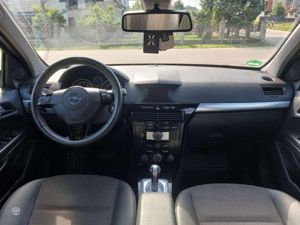 Black Opel Astra 2008 in Kelme, with an engine capacity of 1.80 L and mileage of 247 thousand km for 2750 €, photo 8 on AUTOMOTO.COM.LV