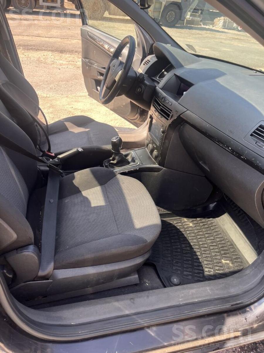 Melns Opel Astra 2008 Rīga, ar dzinēja tilpumu 1.90 L un nobraukumu 291 tūkst. km par 1450 €, foto 13 vietnē AUTOMOTO.COM.LV
