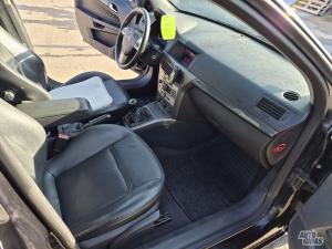 Black Opel Astra 2008 in Birzai, with an engine capacity of 1.90 L and mileage of 357 thousand km for 1399 €, photo 14 on AUTOMOTO.COM.LV