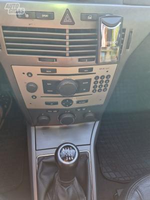 Black Opel Astra 2008 in Birzai, with an engine capacity of 1.90 L and mileage of 357 thousand km for 1399 €, photo 15 on AUTOMOTO.COM.LV