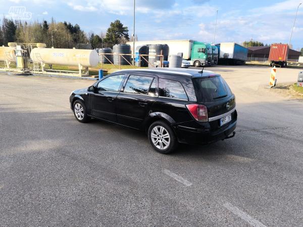 Black Opel Astra 2009 in Kaunas, with an engine capacity of 1.70 L and mileage of 296 thousand km for 1290 €, photo 3 on AUTOMOTO.COM.LV