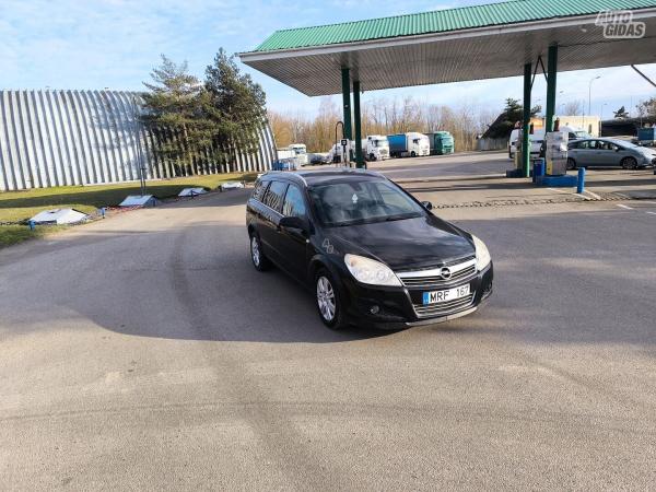 Black Opel Astra 2009 in Kaunas, with an engine capacity of 1.70 L and mileage of 296 thousand km for 1290 €, photo 6 on AUTOMOTO.COM.LV