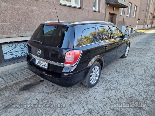Black Opel Astra 2009 in Tallinn, with an engine capacity of 1.60 L and mileage of 242 thousand km for 1750 €, photo 2 on AUTOMOTO.COM.LV