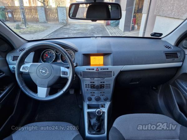 Black Opel Astra 2009 in Tallinn, with an engine capacity of 1.60 L and mileage of 242 thousand km for 1750 €, photo 3 on AUTOMOTO.COM.LV