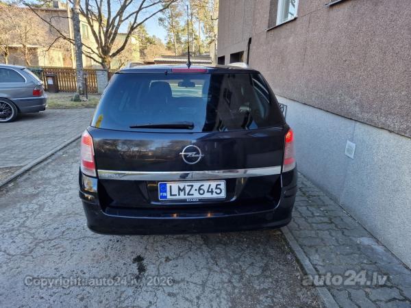 Black Opel Astra 2009 in Tallinn, with an engine capacity of 1.60 L and mileage of 242 thousand km for 1750 €, photo 8 on AUTOMOTO.COM.LV