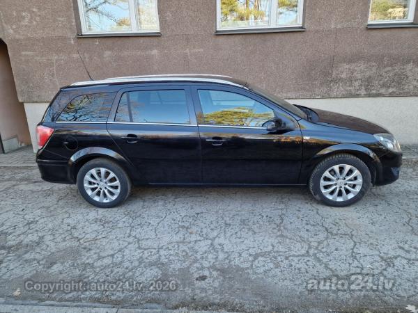 Black Opel Astra 2009 in Tallinn, with an engine capacity of 1.60 L and mileage of 242 thousand km for 1750 €, photo 10 on AUTOMOTO.COM.LV