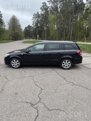 Melns Opel Astra 2009 Jelgava, ar dzinēja tilpumu 1.90 L un nobraukumu 430 tūkst. km par 1150 €, foto 4 vietnē AUTOMOTO.COM.LV