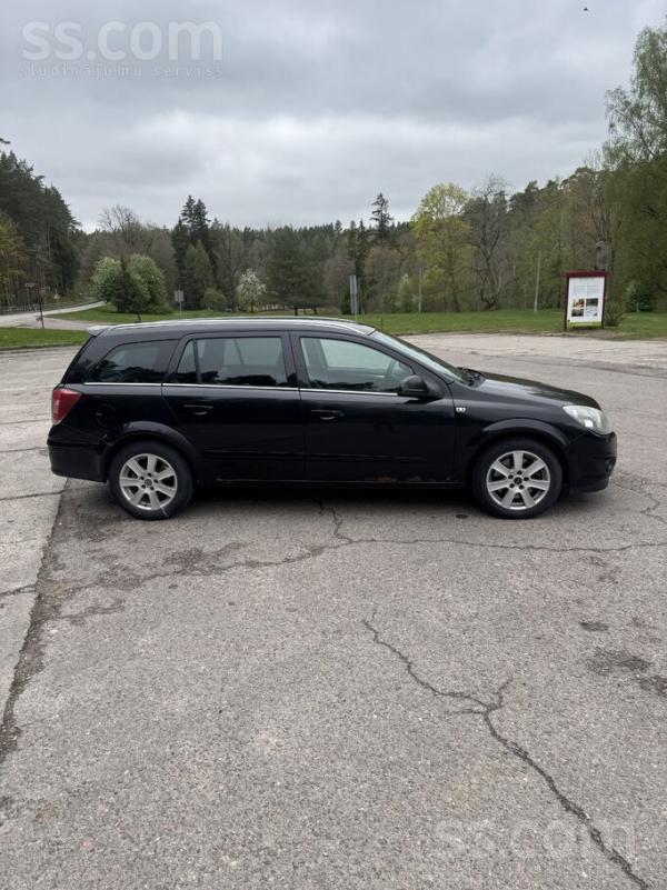 Black Opel Astra 2009 in Jelgava, with an engine capacity of 1.90 L and mileage of 430 thousand km for 1150 €, photo 7 on AUTOMOTO.COM.LV