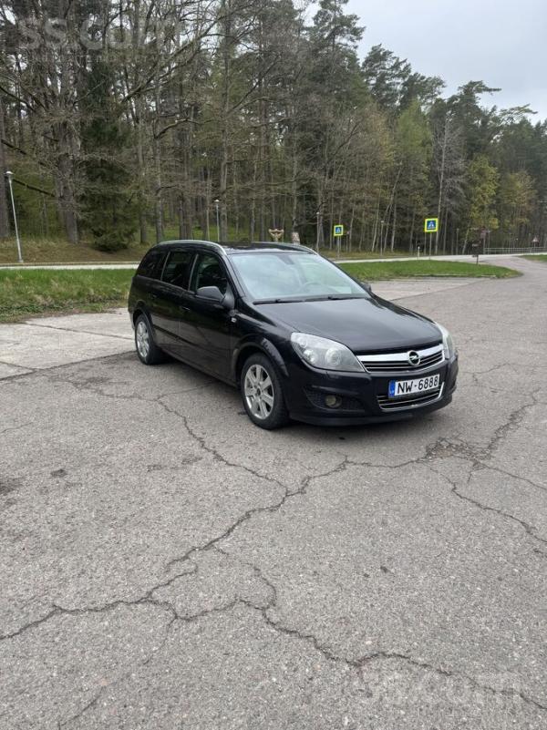 Black Opel Astra 2009 in Jelgava, with an engine capacity of 1.90 L and mileage of 430 thousand km for 1150 €, photo 8 on AUTOMOTO.COM.LV