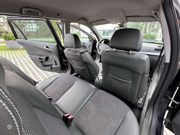 Black Opel Astra 2009 in Kaunas, with an engine capacity of 1.91 L and mileage of 278 thousand km for 1120 €, photo 10 on AUTOMOTO.COM.LV