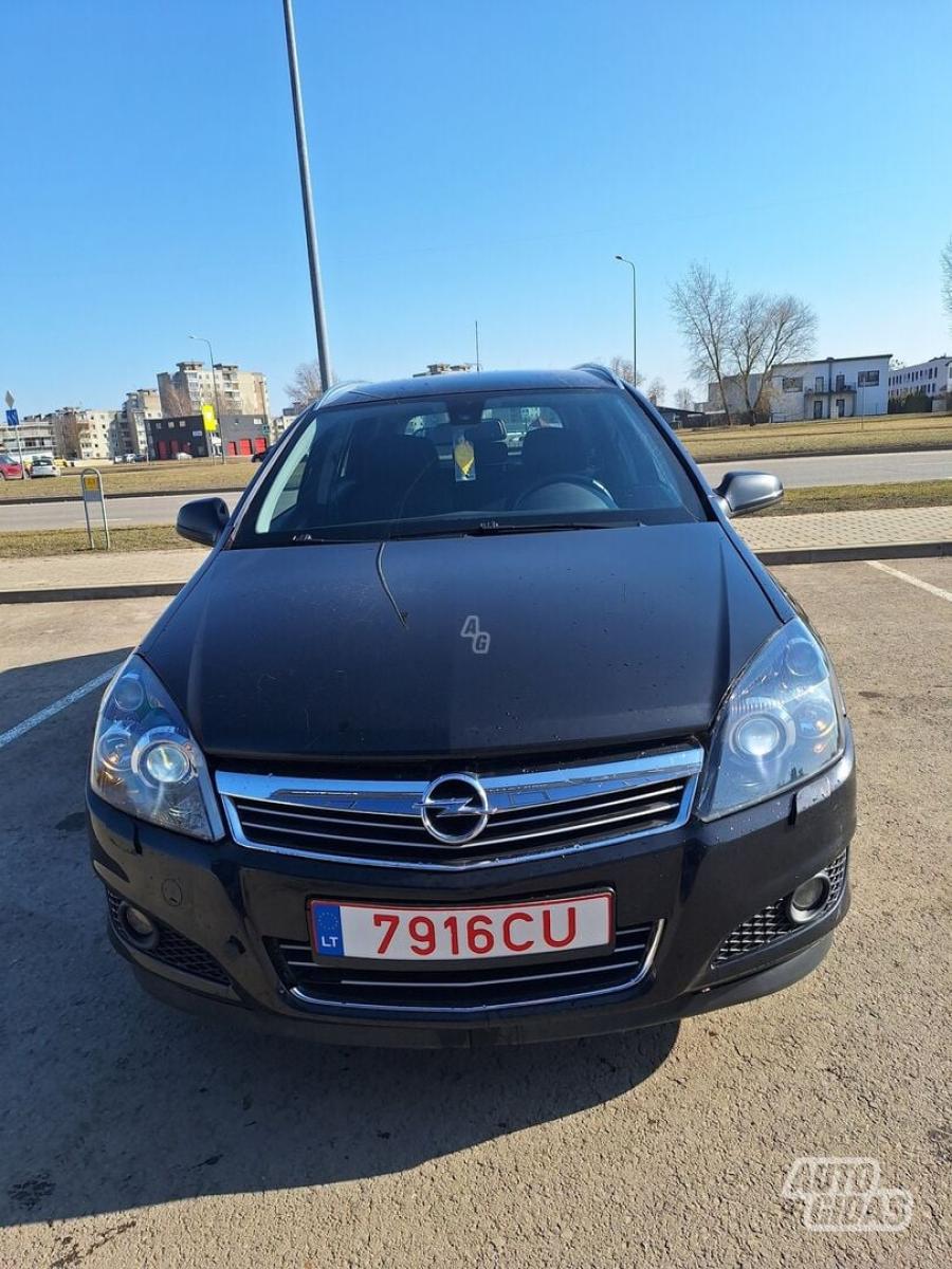 Black Opel Astra 2010 in Kaunas, with an engine capacity of 1.60 L and mileage of 170 thousand km for 2550 €, photo 1 on AUTOMOTO.COM.LV