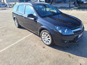 Black Opel Astra 2010 in Kaunas, with an engine capacity of 1.60 L and mileage of 170 thousand km for 2550 €, photo 2 on AUTOMOTO.COM.LV