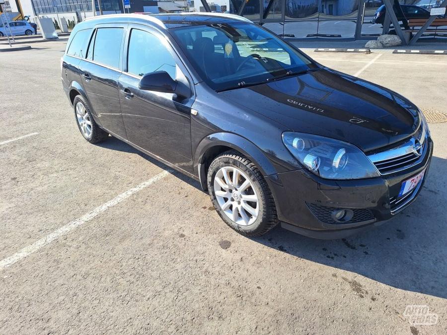 Black Opel Astra 2010 in Kaunas, with an engine capacity of 1.60 L and mileage of 170 thousand km for 2550 €, photo 2 on AUTOMOTO.COM.LV