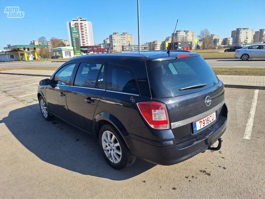 Black Opel Astra 2010 in Kaunas, with an engine capacity of 1.60 L and mileage of 170 thousand km for 2550 €, photo 6 on AUTOMOTO.COM.LV