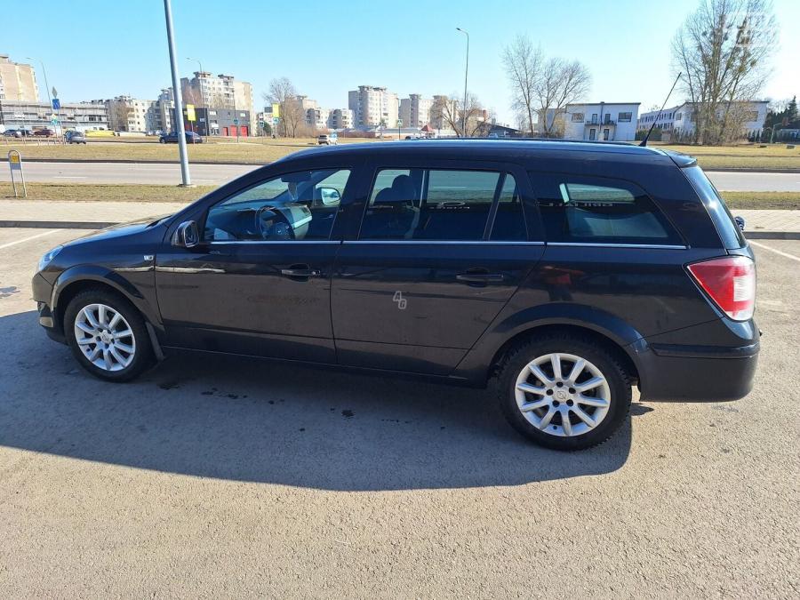 Black Opel Astra 2010 in Kaunas, with an engine capacity of 1.60 L and mileage of 170 thousand km for 2550 €, photo 8 on AUTOMOTO.COM.LV