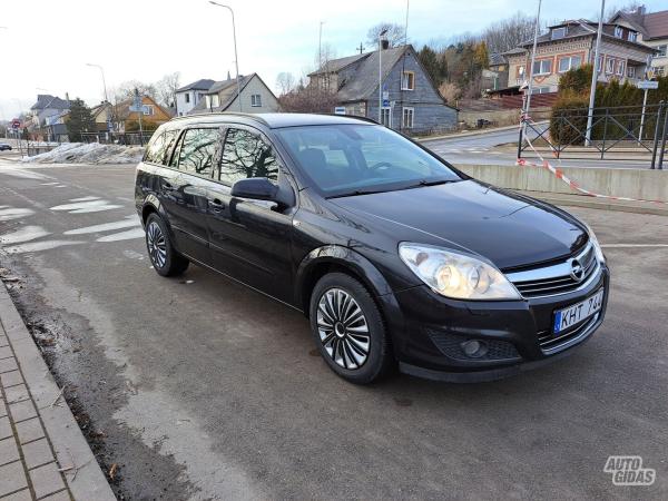 Black Opel Astra 2010 in Telschi, with an engine capacity of 1.90 L and mileage of 183 thousand km for 1300 €, photo 2 on AUTOMOTO.COM.LV