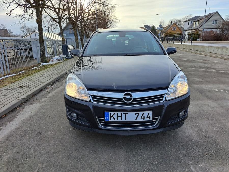 Melns Opel Astra 2010 Telšiai, ar dzinēja tilpumu 1.90 L un nobraukumu 183 tūkst. km par 1300 €, foto 3 vietnē AUTOMOTO.COM.LV