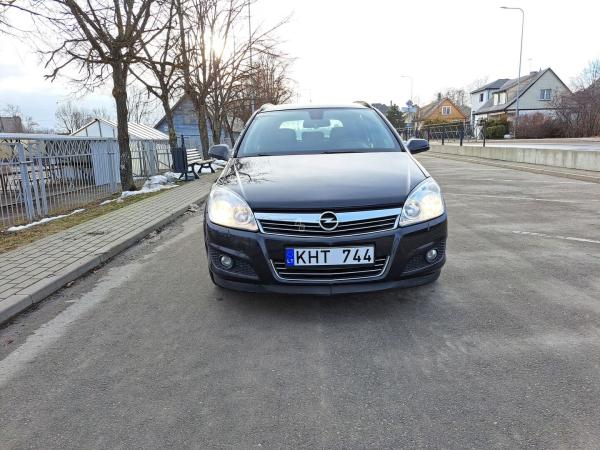 Black Opel Astra 2010 in Telschi, with an engine capacity of 1.90 L and mileage of 183 thousand km for 1300 €, photo 5 on AUTOMOTO.COM.LV