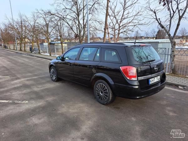 Black Opel Astra 2010 in Telschi, with an engine capacity of 1.90 L and mileage of 183 thousand km for 1300 €, photo 8 on AUTOMOTO.COM.LV