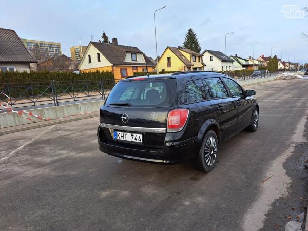 Black Opel Astra 2010 in Telschi, with an engine capacity of 1.90 L and mileage of 183 thousand km for 1300 €, photo 9 on AUTOMOTO.COM.LV