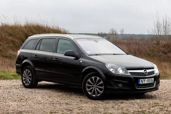 Black Opel Astra 2010 in Riga, with an engine capacity of 1.70 L and mileage of 240 thousand km for 3995 €, photo 1 on AUTOMOTO.COM.LV