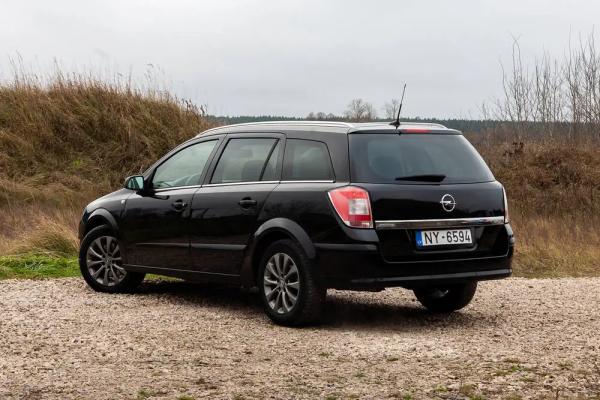 Black Opel Astra 2010 in Riga, with an engine capacity of 1.70 L and mileage of 240 thousand km for 3995 €, photo 2 on AUTOMOTO.COM.LV