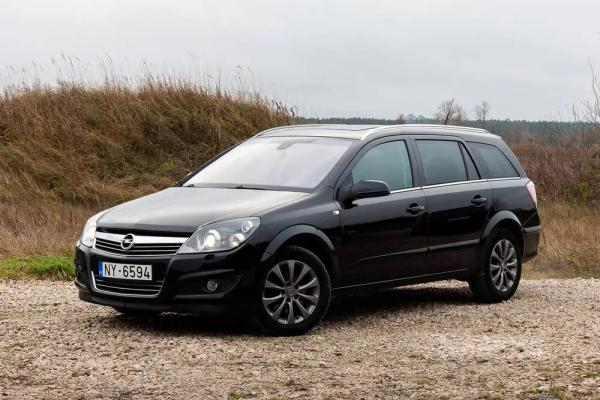 Black Opel Astra 2010 in Riga, with an engine capacity of 1.70 L and mileage of 240 thousand km for 3995 €, photo 3 on AUTOMOTO.COM.LV