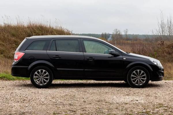Black Opel Astra 2010 in Riga, with an engine capacity of 1.70 L and mileage of 240 thousand km for 3995 €, photo 9 on AUTOMOTO.COM.LV
