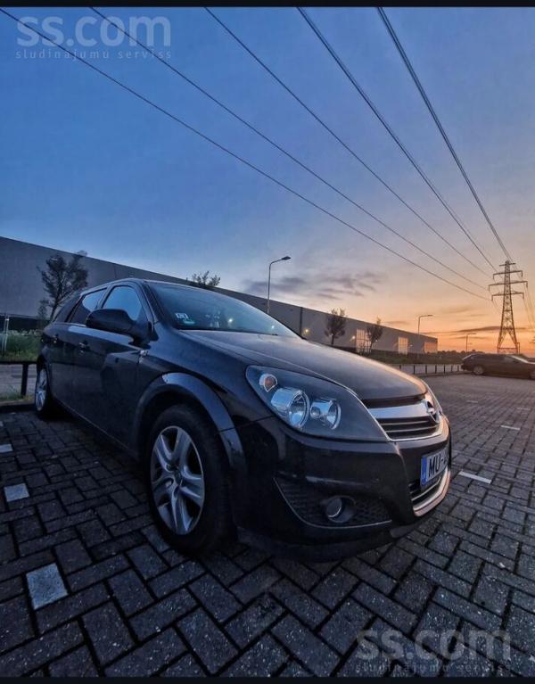 Black Opel Astra 2010 in Daugavpils, with an engine capacity of 1.90 L and mileage of 0 thousand km for 2000 €, photo 1 on AUTOMOTO.COM.LV