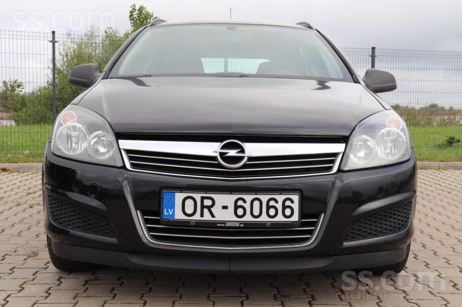 Black Opel Astra 2010 in Riga, with an engine capacity of 1.70 L and mileage of 271 thousand km for 3300 €, photo 4 on AUTOMOTO.COM.LV