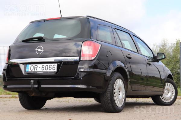 Black Opel Astra 2010 in Riga, with an engine capacity of 1.70 L and mileage of 271 thousand km for 3300 €, photo 8 on AUTOMOTO.COM.LV