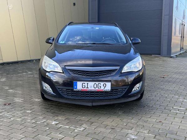 Black Opel Astra 2011 in Kaunas, with an engine capacity of 1.69 L and mileage of 208 thousand km for 3450 €, photo 1 on AUTOMOTO.COM.LV