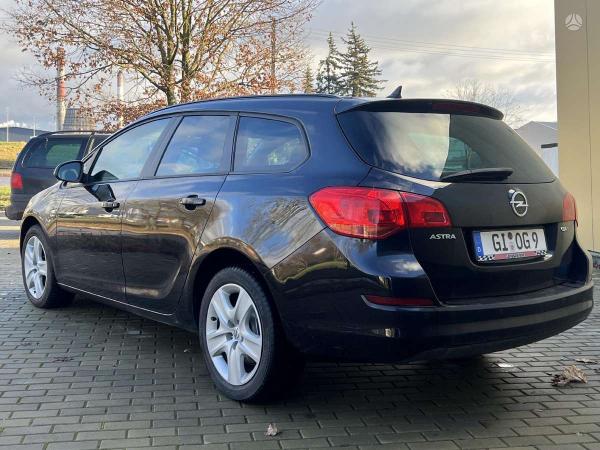 Black Opel Astra 2011 in Kaunas, with an engine capacity of 1.69 L and mileage of 208 thousand km for 3450 €, photo 4 on AUTOMOTO.COM.LV