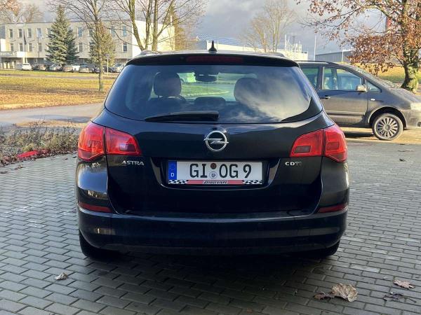 Black Opel Astra 2011 in Kaunas, with an engine capacity of 1.69 L and mileage of 208 thousand km for 3450 €, photo 5 on AUTOMOTO.COM.LV
