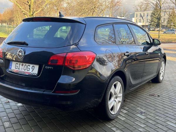 Black Opel Astra 2011 in Kaunas, with an engine capacity of 1.69 L and mileage of 208 thousand km for 3450 €, photo 6 on AUTOMOTO.COM.LV