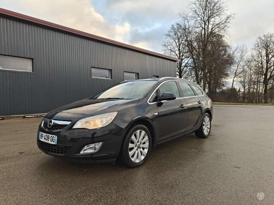 Black Opel Astra 2011 in Taurage, with an engine capacity of 1.96 L and mileage of 236 thousand km for 3100 €, photo 1 on AUTOMOTO.COM.LV