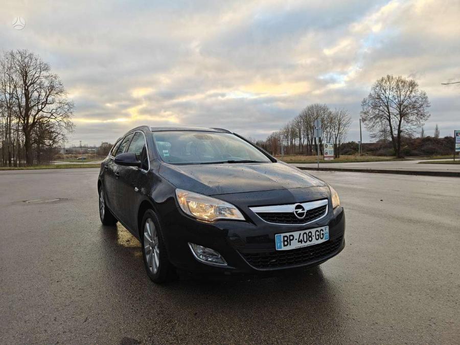 Black Opel Astra 2011 in Taurage, with an engine capacity of 1.96 L and mileage of 236 thousand km for 3100 €, photo 4 on AUTOMOTO.COM.LV