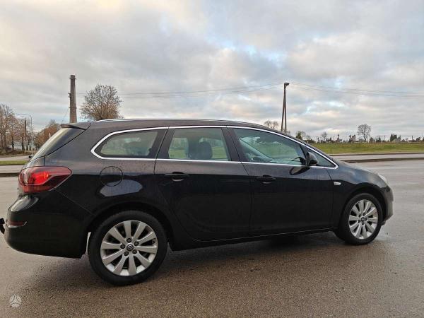 Black Opel Astra 2011 in Taurage, with an engine capacity of 1.96 L and mileage of 236 thousand km for 3100 €, photo 6 on AUTOMOTO.COM.LV
