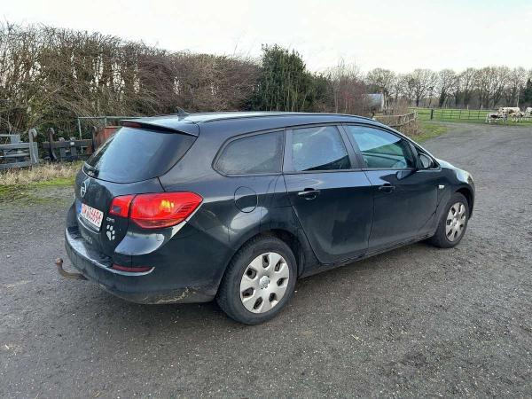 Black Opel Astra 2011 in Kaunas, with an engine capacity of 1.96 L and mileage of 290 thousand km for 2650 €, photo 3 on AUTOMOTO.COM.LV