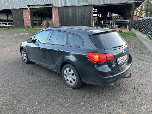 Black Opel Astra 2011 in Kaunas, with an engine capacity of 1.96 L and mileage of 290 thousand km for 2650 €, photo 5 on AUTOMOTO.COM.LV