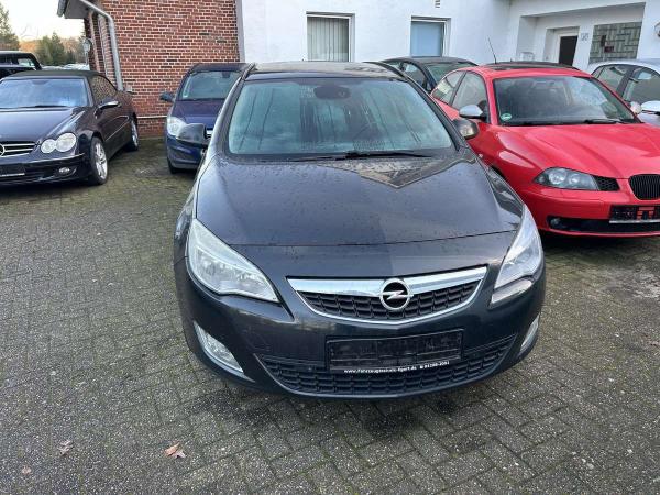 Black Opel Astra 2011 in Kaunas, with an engine capacity of 1.96 L and mileage of 290 thousand km for 2650 €, photo 6 on AUTOMOTO.COM.LV