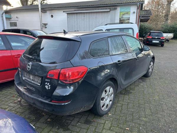 Black Opel Astra 2011 in Kaunas, with an engine capacity of 1.96 L and mileage of 290 thousand km for 2650 €, photo 8 on AUTOMOTO.COM.LV