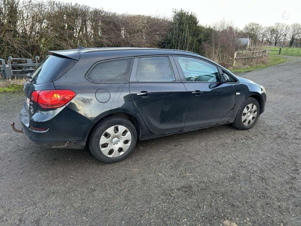 Black Opel Astra 2011 in Kaunas, with an engine capacity of 1.96 L and mileage of 290 thousand km for 2650 €, photo 9 on AUTOMOTO.COM.LV