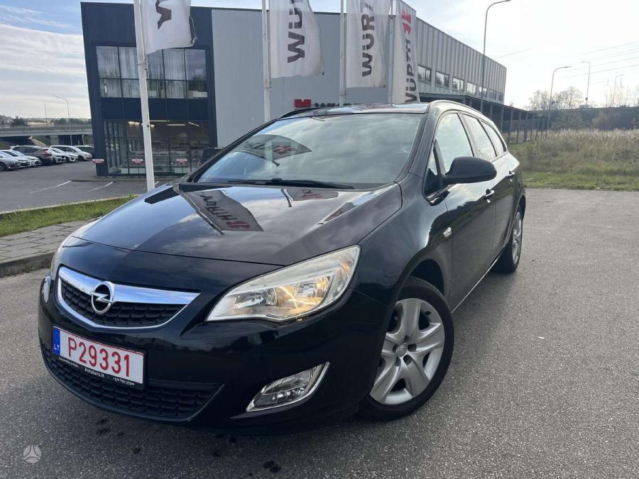 Black Opel Astra 2011 in Vilnius, with an engine capacity of 1.40 L and mileage of 237 thousand km for 3950 €, photo 1 on AUTOMOTO.COM.LV