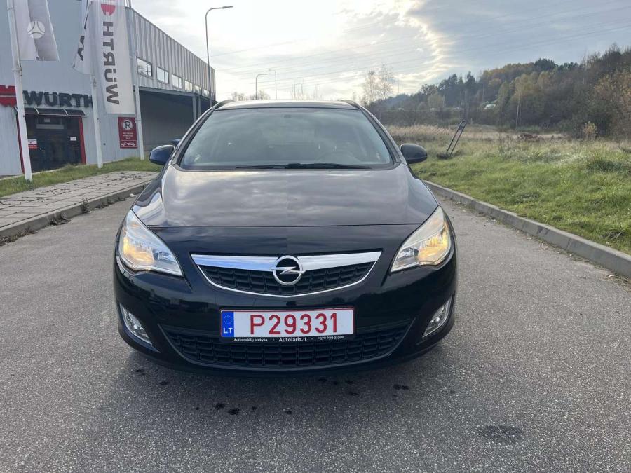 Black Opel Astra 2011 in Vilnius, with an engine capacity of 1.40 L and mileage of 237 thousand km for 3950 €, photo 2 on AUTOMOTO.COM.LV
