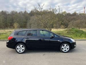 Black Opel Astra 2011 in Vilnius, with an engine capacity of 1.40 L and mileage of 237 thousand km for 3950 €, photo 4 on AUTOMOTO.COM.LV