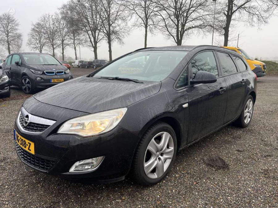Black Opel Astra 2011 in Vilnius, with an engine capacity of 1.40 L and mileage of 237 thousand km for 3950 €, photo 37 on AUTOMOTO.COM.LV
