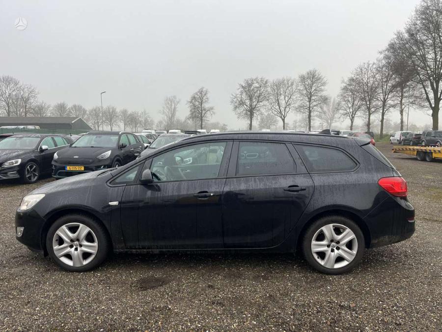Black Opel Astra 2011 in Vilnius, with an engine capacity of 1.40 L and mileage of 237 thousand km for 3950 €, photo 38 on AUTOMOTO.COM.LV