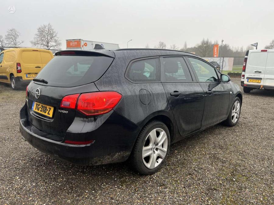 Black Opel Astra 2011 in Vilnius, with an engine capacity of 1.40 L and mileage of 237 thousand km for 3950 €, photo 39 on AUTOMOTO.COM.LV