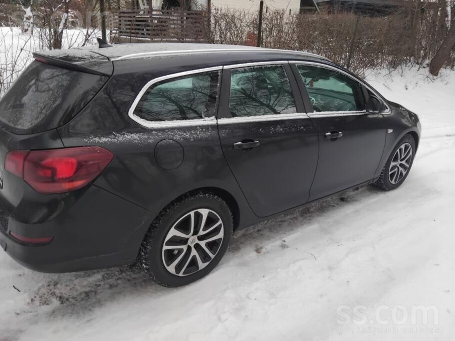 Black Opel Astra 2011 in Riga, with an engine capacity of 1.70 L and mileage of 279 thousand km for 2600 €, photo 3 on AUTOMOTO.COM.LV